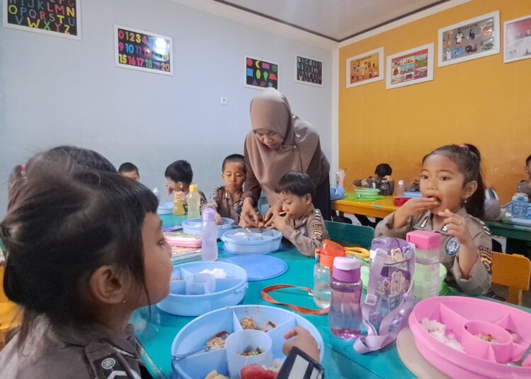 Anak TK di Palembang, Kesulitan Pisahkan Tulang Ikan Patin di Makan ...